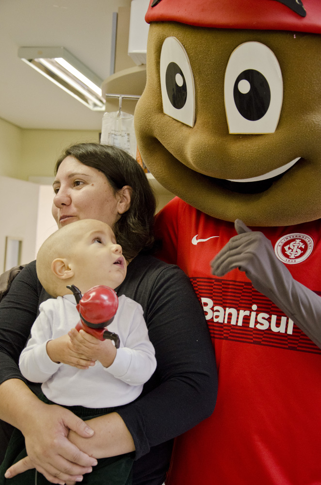 Saci do Inter visita crianças e adultos internados - Portal Hospital de ...