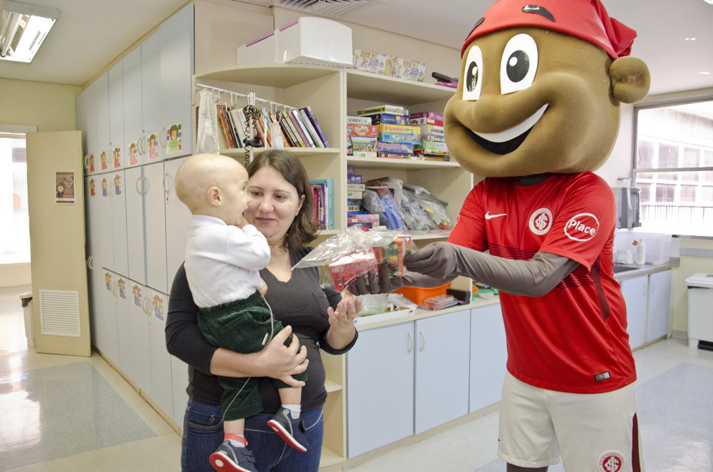Saci do Inter visita crianças e adultos internados - Portal Hospital de ...