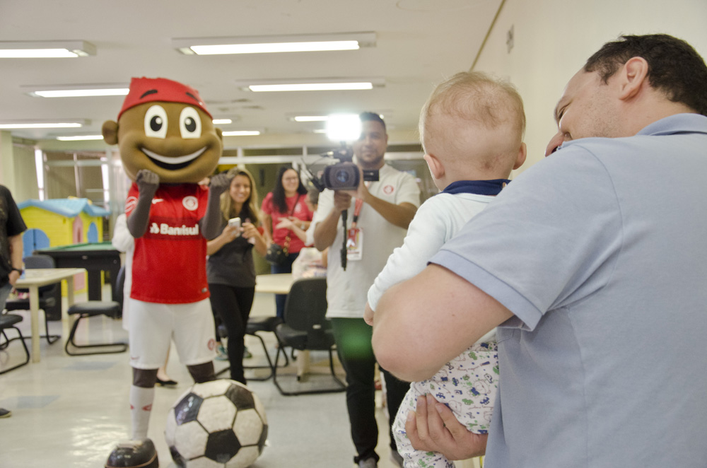 Saci do Inter visita crianças e adultos internados - Portal Hospital de ...