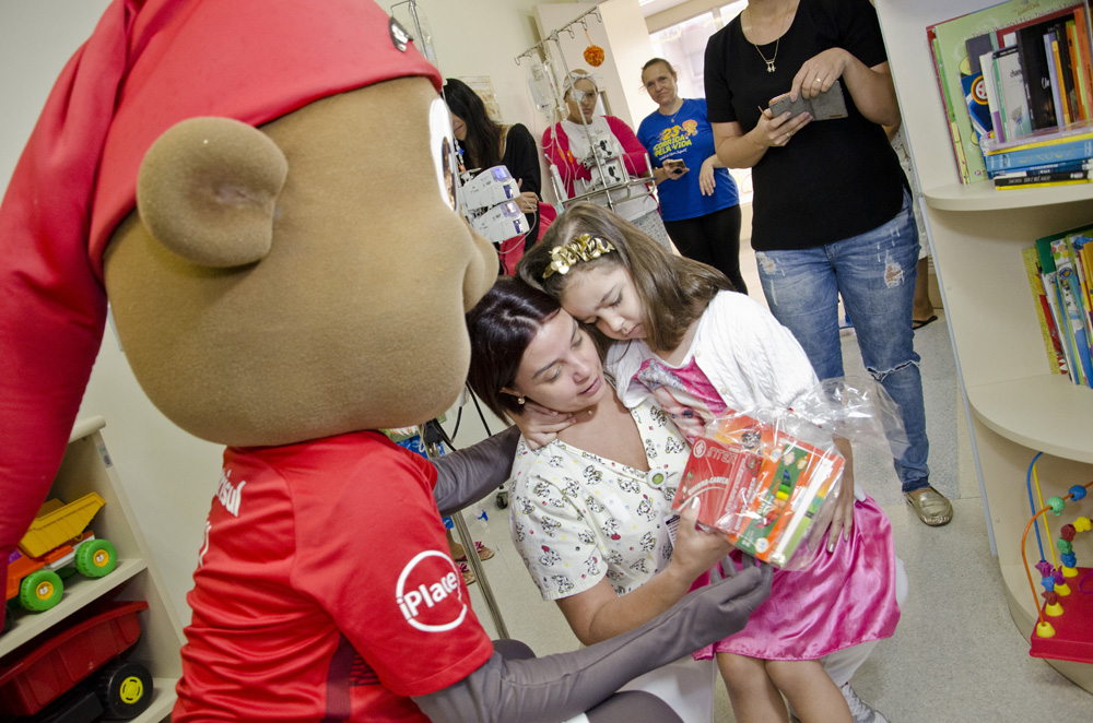 Saci do Inter visita crianças e adultos internados - Portal Hospital de ...